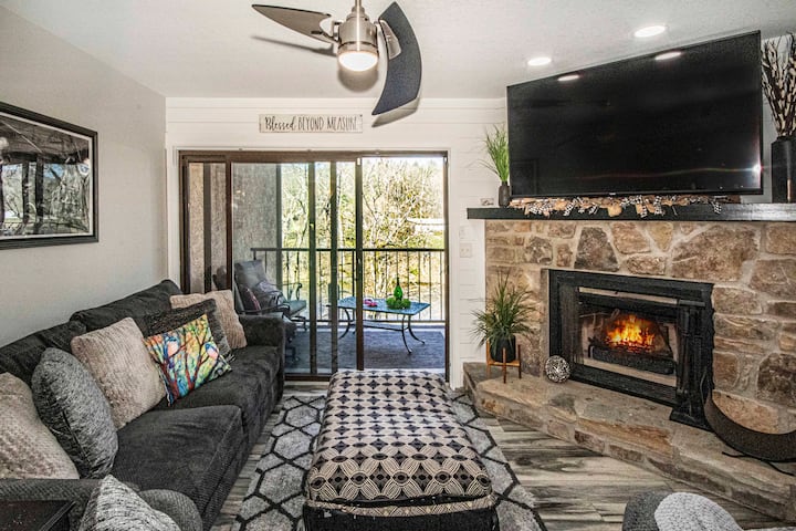 Riverfront Condo, Super Conveniently Located! - Townsend, TN