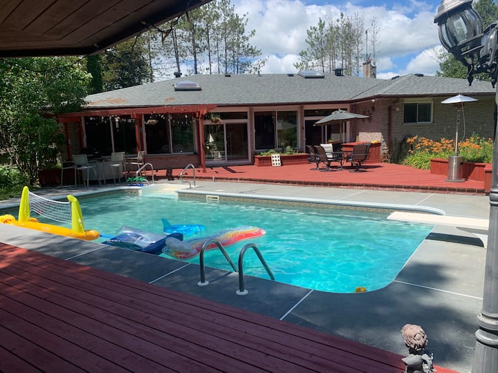 Oro Lakeshore Rustic Cottage  Salt Water Pool - Horseshoe Valley, ON