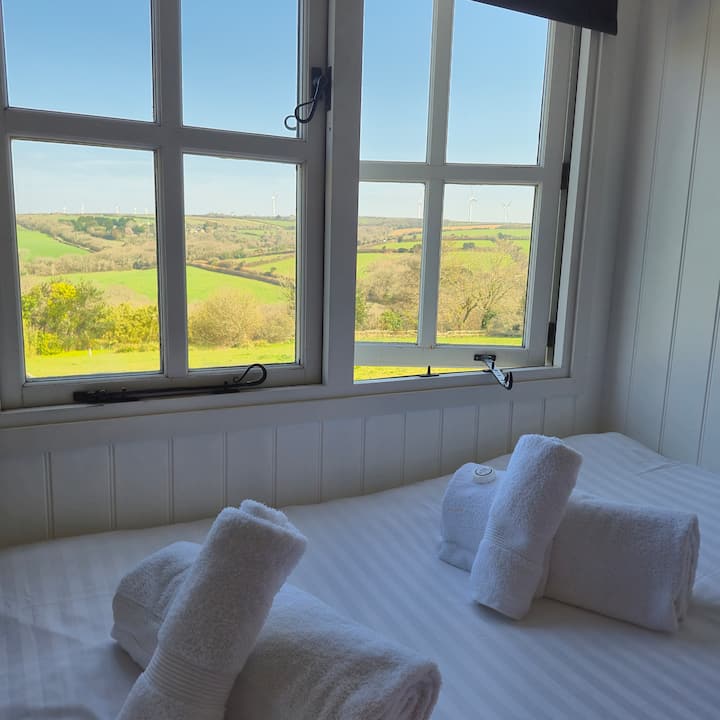 Luxury Countryside Shepherds Hut With Hot Tub - Mawgan Porth