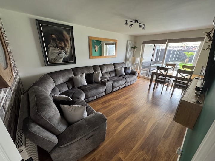 Very Clean 2 Bedroom Bungalow - Cheltenham