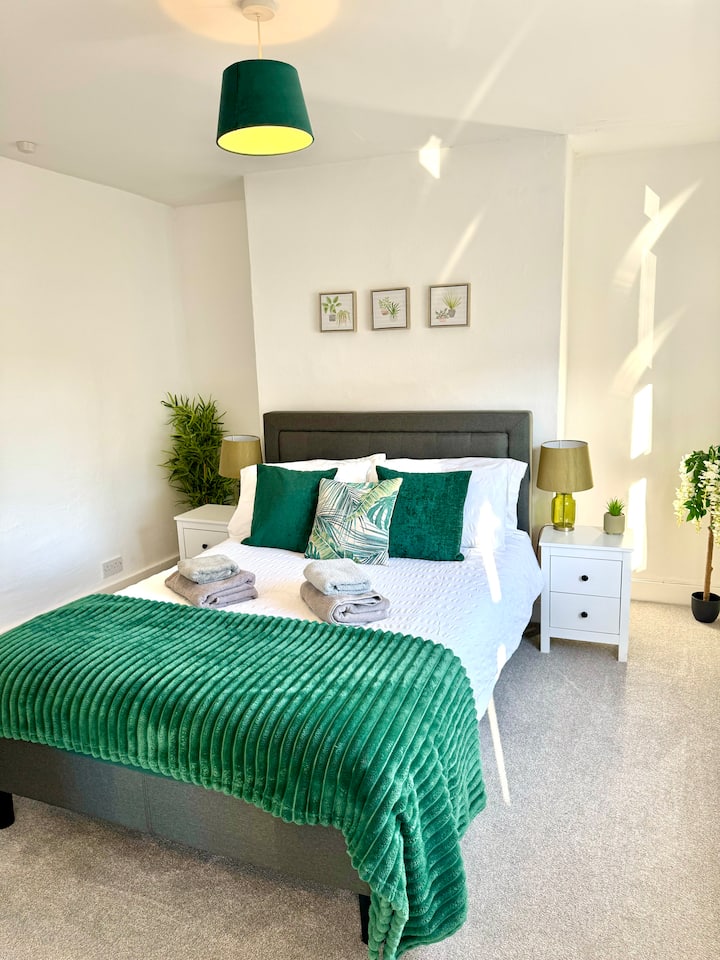 Stylish 2-bedroom House In Town Centre + Parking - Cotswolds