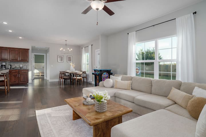 *Luxcurated-*kingbed-*arcade-grill-*backyard - Springfield, MO