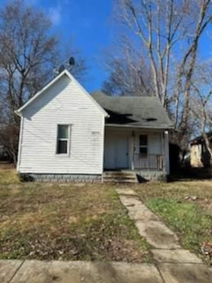 Quaint 2 Bedroom Home - Mount Vernon, IL