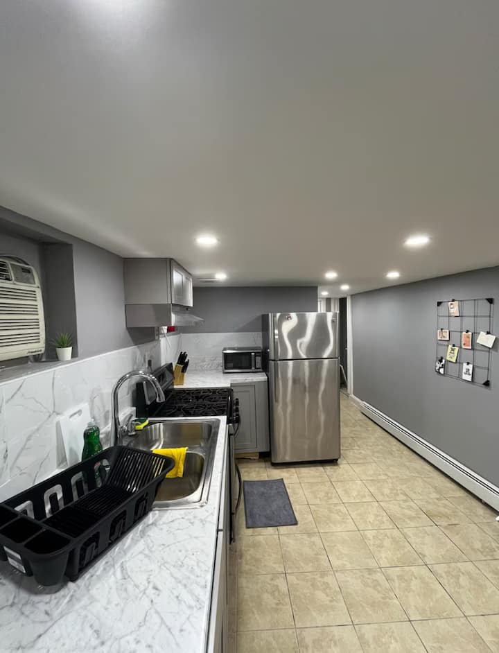2 Bedroom Apartment Near Airport - Newark, NJ