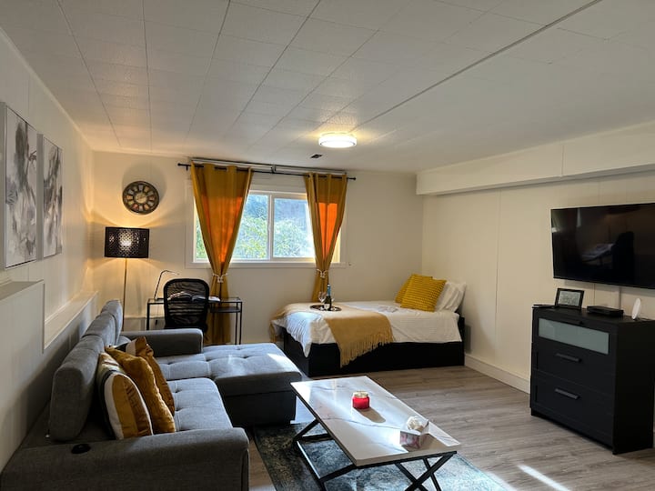 Bright Spacious Ground-level Studio - North Vancouver