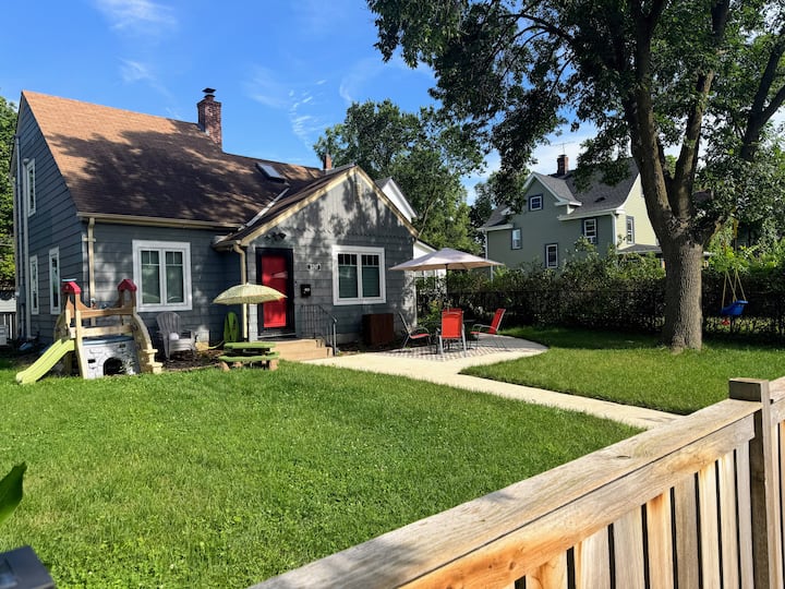 Cozy Home, Beautiful Yard, Close To Everything! - Minneapolis, MN