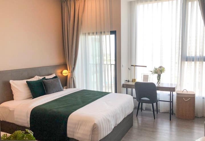 Room At Hampton Sriracha - Si Racha