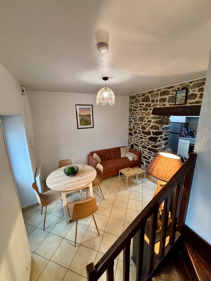 La Maison Bleue - Place Du Château - Fougères