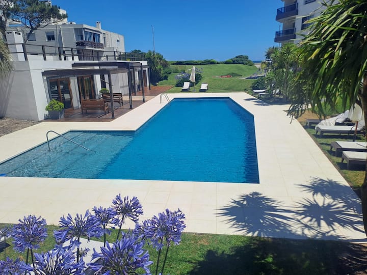 Frente Al Mar Pinares Vista Al Jardin Trasero - Uruguay