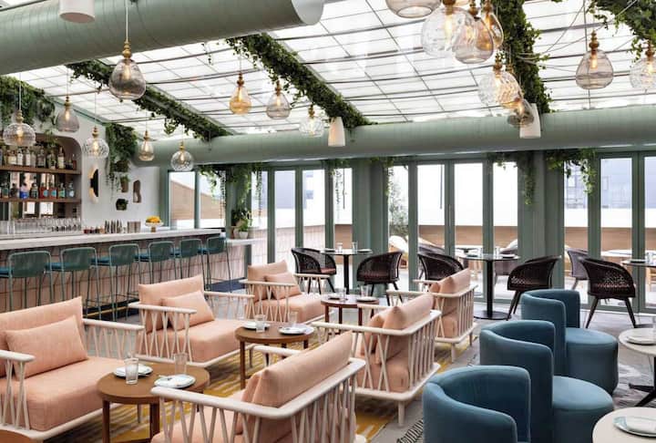 Walk To Broadway Theatres + Rooftop Bar & Gym - Bryant Park, NY