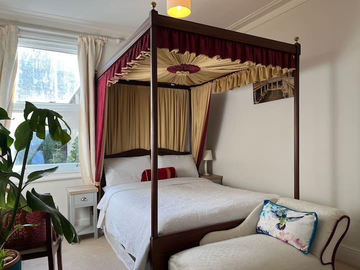 Traditional Four Poster Bedroom - バース