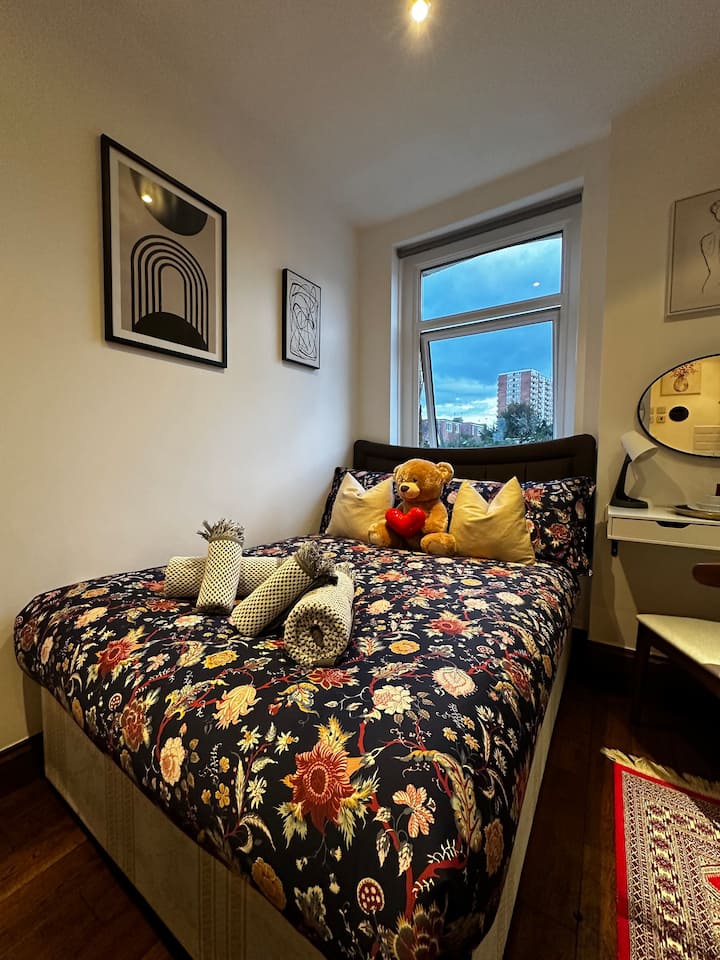 Private Studio Hendon Central - Waterloo Station - London