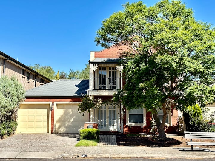 Spacious Two Story Home In Mawson Lakes - Adelaide