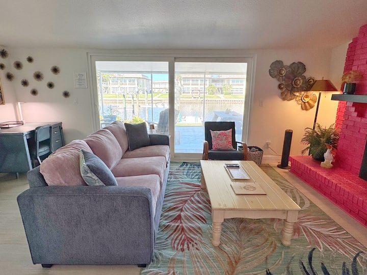 Waterfront Canal Home: Kayaks, Dock, Quiet Getaway - Holiday, FL