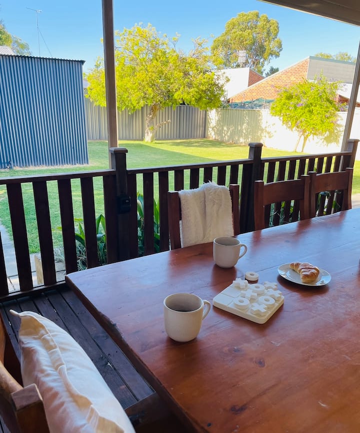 Coastal Family Retreat | Walk To Beach | Sleeps 8 - Busselton