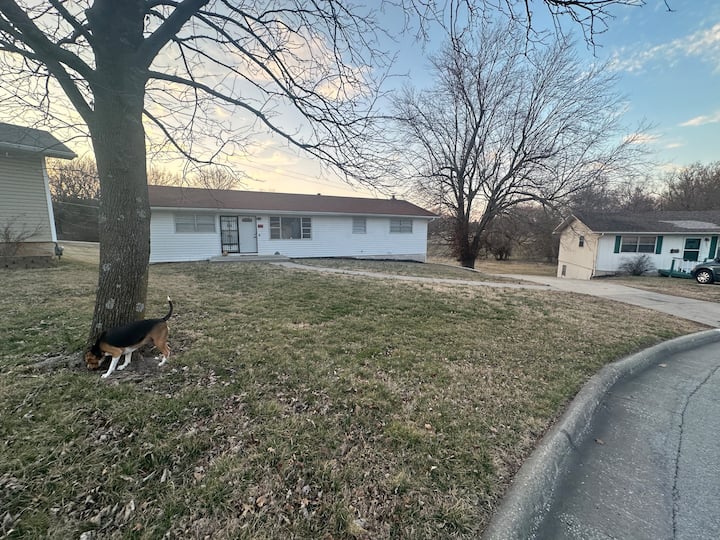 85 Inch Tv, 4 Room,3 Kings,l - Springfield, MO