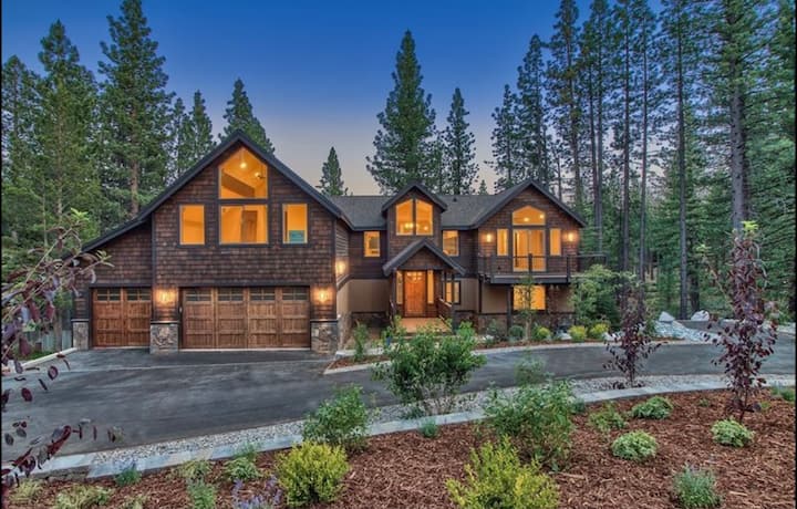 Stunning 6br | Mountain View | Hot Tub | Game Room - South Lake Tahoe, CA
