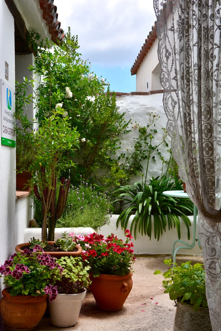 Casa Gorrión… An Enchanting Village Home. - Algatocín