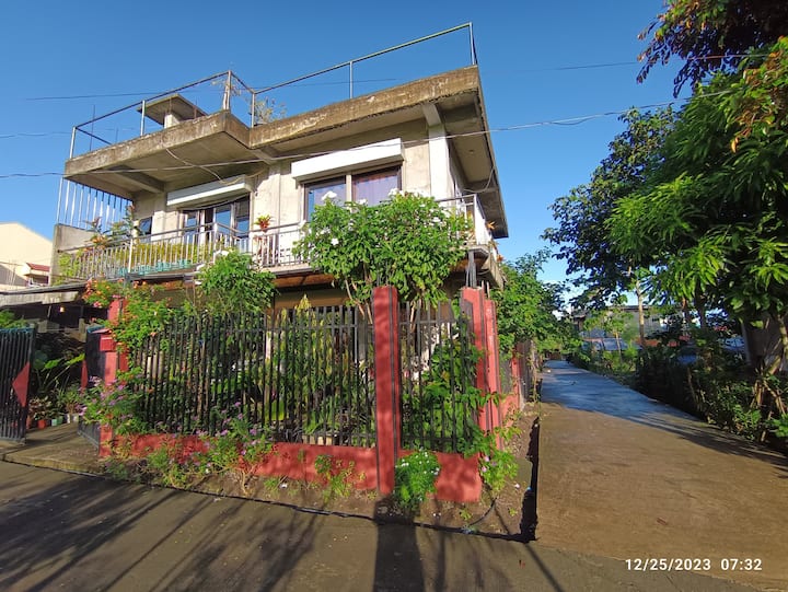 1 Glassy Bedroom W/ Free Parking - Sorsogon City
