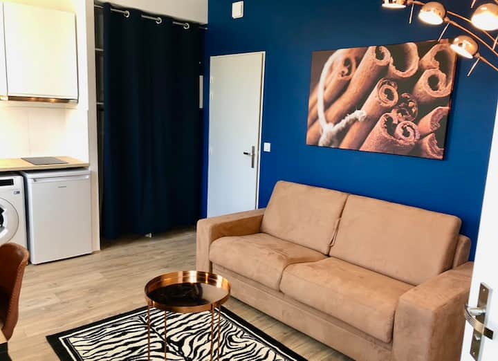 Nid Douillet Au Calme - Vénissieux