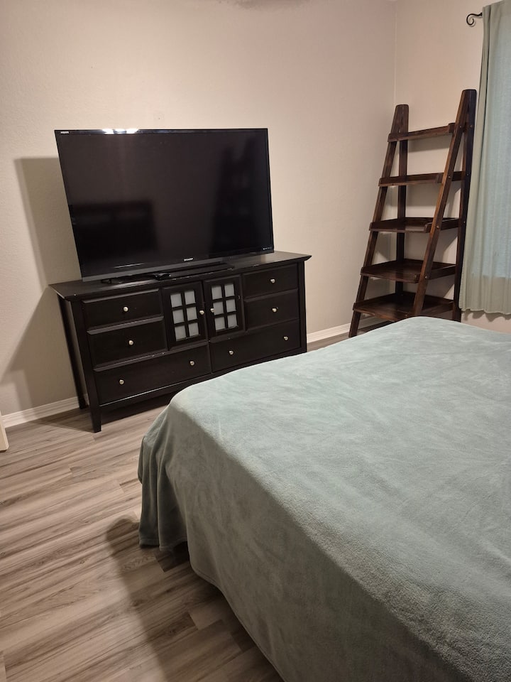 Basic, Comfy And Very Spacious Room For Rent! - Cedar Park, TX