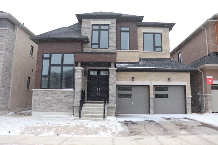 Empty House In Barrie - Barrie