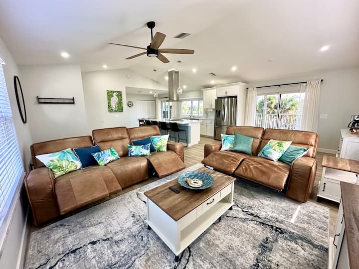 Peaceful Lakeview Retreat / Screened Porch & Bikes - Pine Island, FL