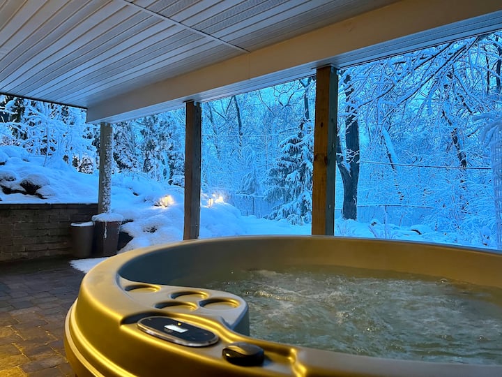 Hot Tub With A Wooded View - Madison, WI