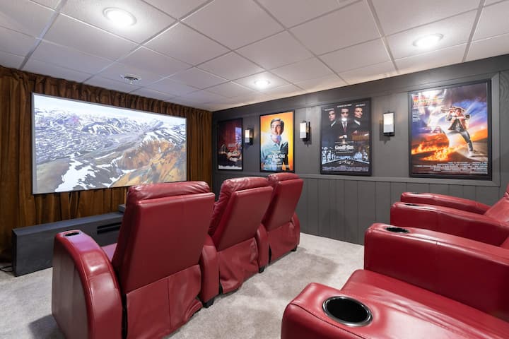 Spacious 4br, Games, Theater & Private Yard! - 內布拉斯加