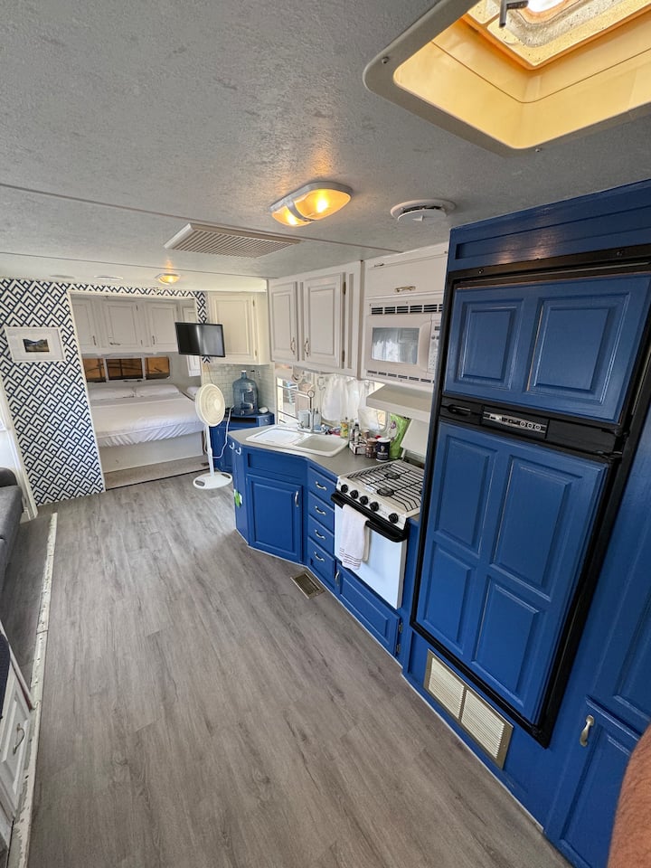 "Fully Remodeled Cozy Rv Camper In Littlerock, Ca" - Californie
