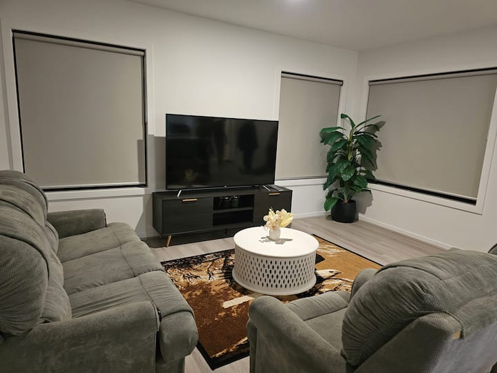 Luxury Home In Mickleham 4 Bed Rooms - Melbourne