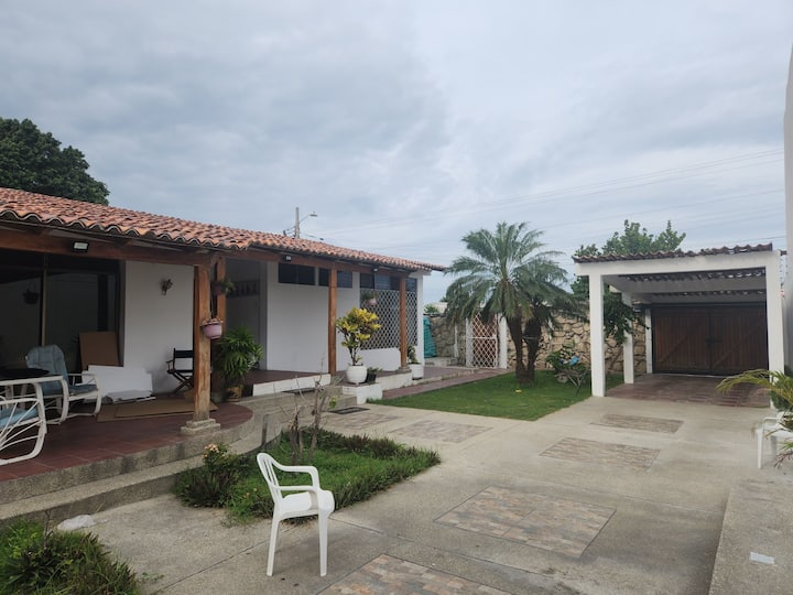 Vivienda En Salinas Con Alberca - 