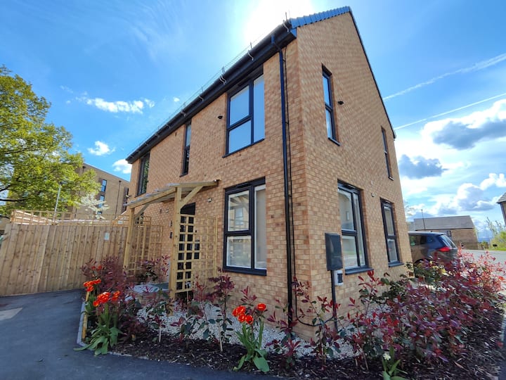 Spacious Detached Home W/ Garden & Free Parking - イギリス シェフィールド