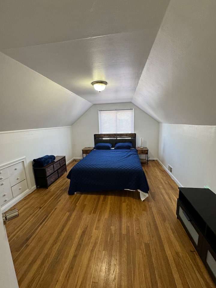 Large Private Room With Queen Bed (Rm #4) - Woodbridge, VA