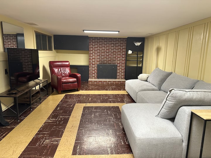 Large Comfortable Lower Unit Walk In 1950 Home. - Yakima, WA