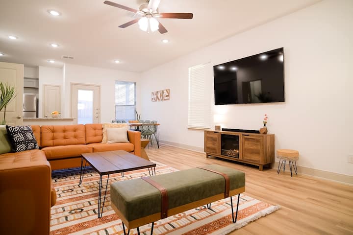 Stylish 3br Near River Walk & Sixflags | Sleeps 10 - San Antonio, TX