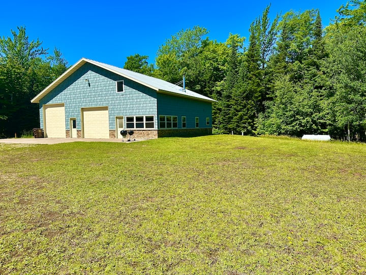 Spacious Barndominium! Pool Table And Views Of Lk - Munising, MI