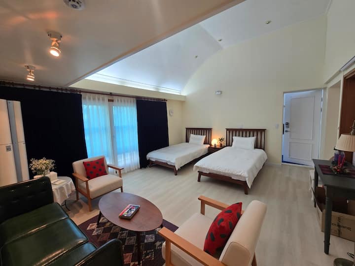 홍대 집천체. 매우 넓은 공간. 홍대상권의 중심지 - Seoul