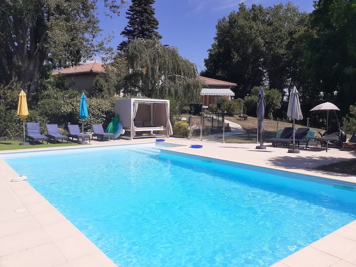 Apaisant, Bien éQuipé, Jardin Et Piscine. - France