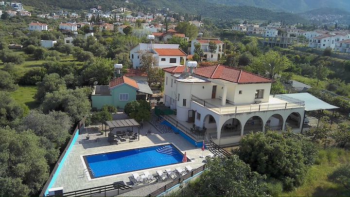 Traditional Villa 4/5 Bedroom £170/£200
Per Night - Zypern