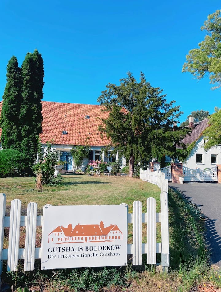 Gesamter Südflügel Vom Gutshaus - Mecklenburgische Seenplatte