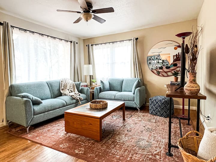 Prime Location! Blue Bungalow - Colorado Springs