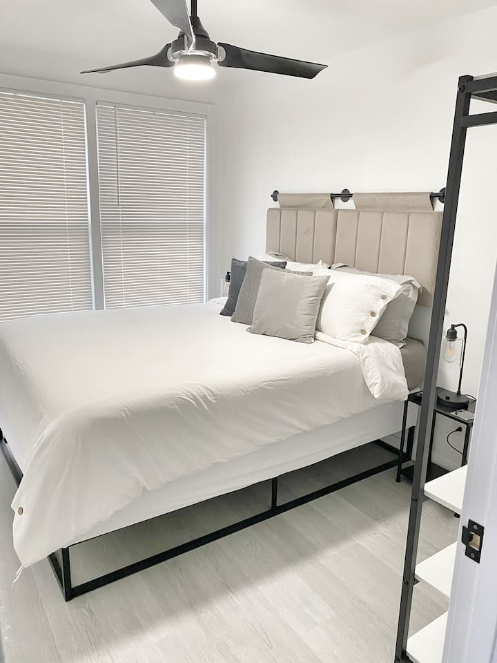 Beautiful Cozy Townhome - Chicago, IL