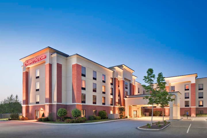 Close To Bally's Lincoln + Free Breakfast & Pool - Rhode Island