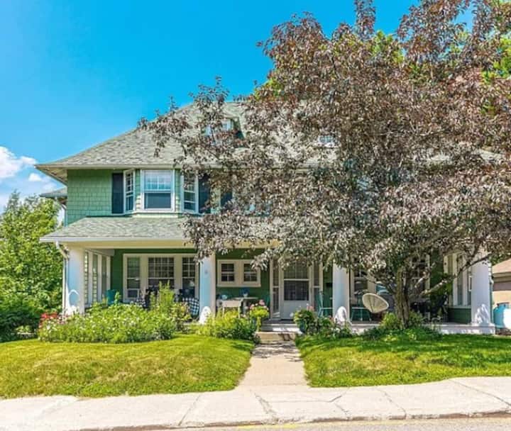 Saranac Lake Main Street Retreat! Walk Everywhere - Saranac Lake