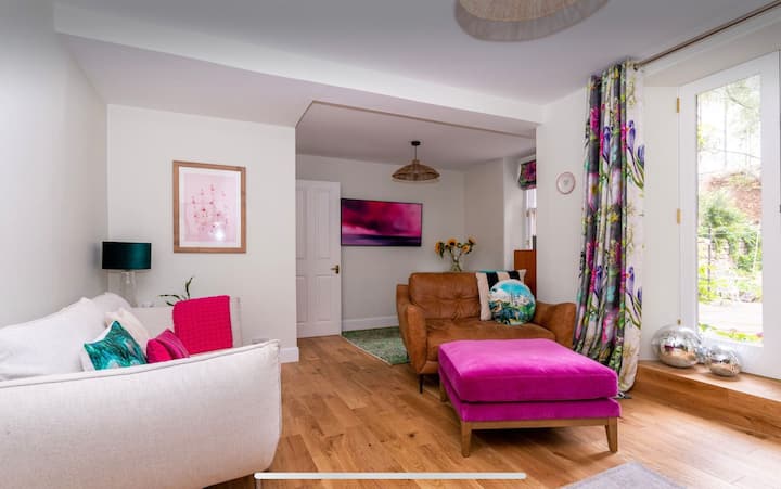 Trendy Central Home From Home - Leith