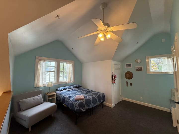 Surf Shack Family Room · Private Bath · Sleeps 5 - Santa Cruz, CA