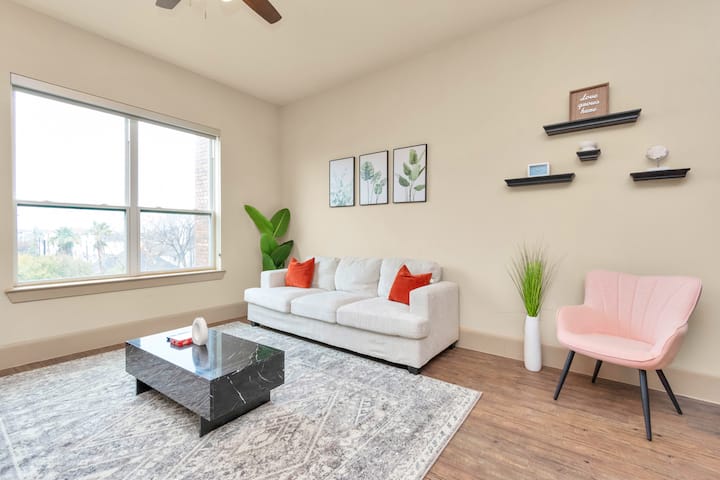 Calm King 2bdr W/ Free Parking, Pool, Downtown Htx - Houston, TX