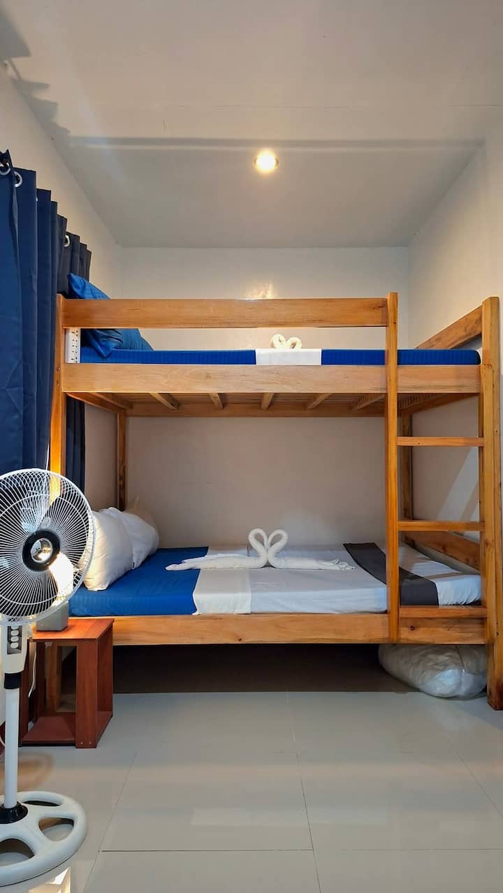 C Family Room Queen/ac/hotwater/wifi/netflix/fridg - Panglao