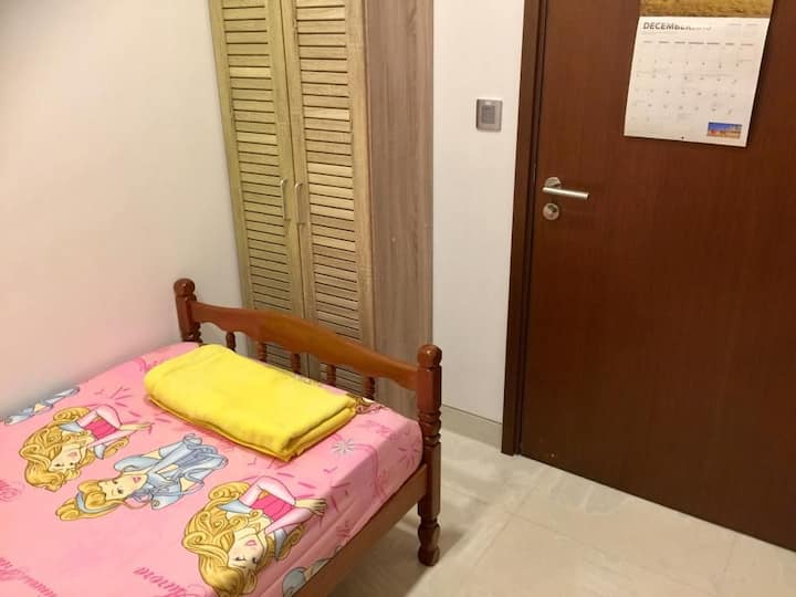 2rm Condo At 
 Queenstown Mrt - Singapore